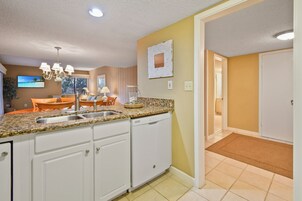 Condo, várias camas, varanda, vista para a piscina (2108 BeachWood) | Parte interna