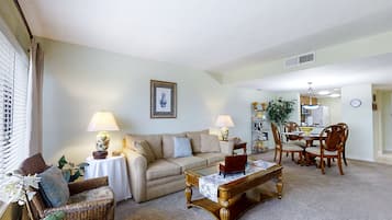 Apartamento em Condomínio Fechado, 1 cama king-size e sofá-cama (A116 Amelia Surf and Racquet) | Sala de estar