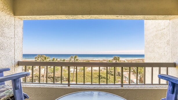 Varanda com vista desimpedida para a praia e o oceano.