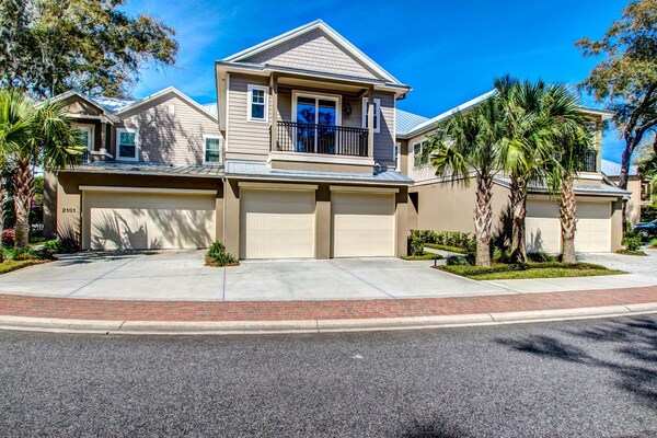 Updated Townhome Near The Ocean W/private Patio, Shared Pool, Central A/c - American Beach, FL