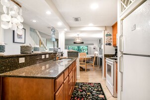 Casa, várias camas, varanda, vista para a piscina (3029 Club Villas) | Cozinha privada