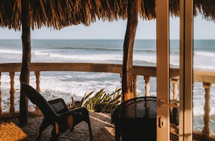 Quarto, vista para a praia | Terrenos do alojamento