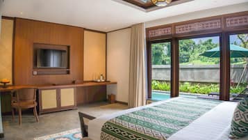 Quarto Duplo ou Twin Deluxe, piscina privativa | Secretária, secretária adequada para computadores portáteis