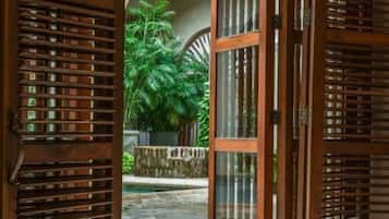 Quarto Quádruplo Premium, vista para o pátio | Interior