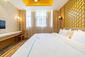 Quarto casal conforto, 1 cama Queen | Edredons de pluma, cofres nos quartos, escrivaninha, cortinas blackout