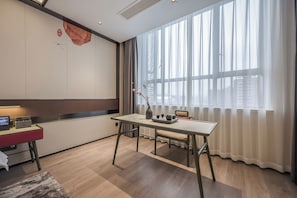 Quarto Clássico com Cama de Casal, Vista para a cidade | Interior