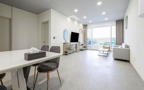Suite Júnior, varanda, vista para o rio | Sala de estar
