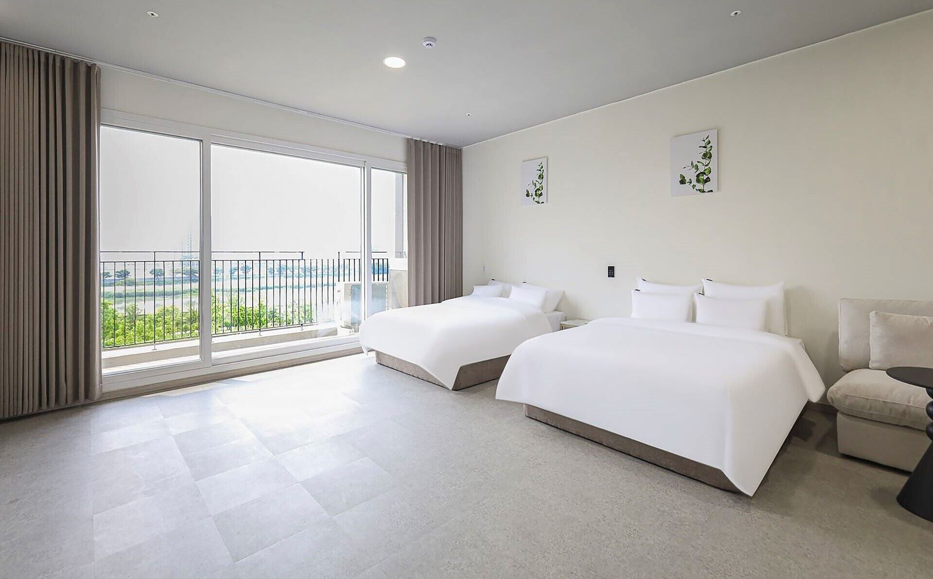 Suite Familiar, vista para o rio | Secretária, secretária adequada para computadores portáteis 