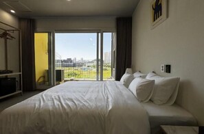 Quarto Duplo Deluxe, varanda, vista para o rio | Secretária, secretária adequada para computadores portáteis