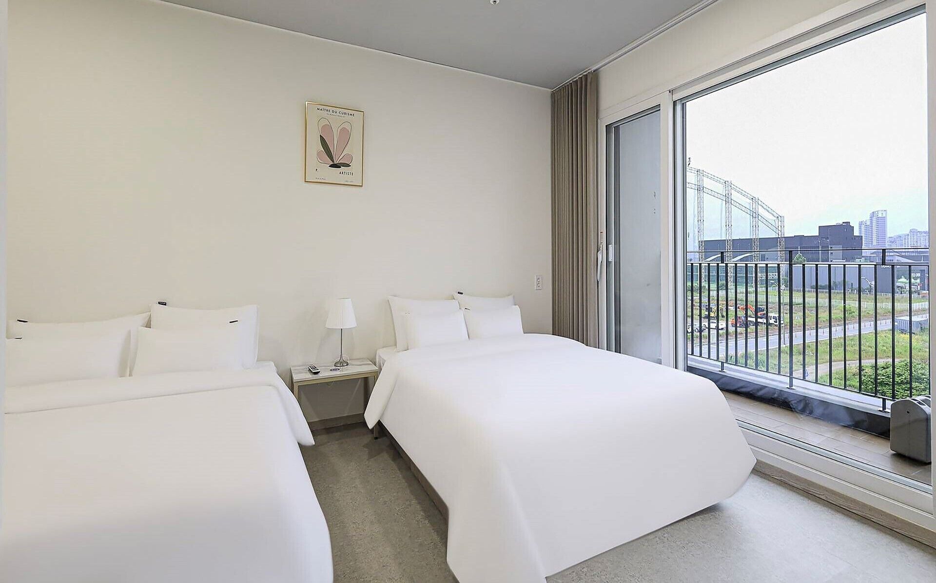 Suite Júnior, varanda, vista para o rio | Secretária, secretária adequada para computadores portáteis 