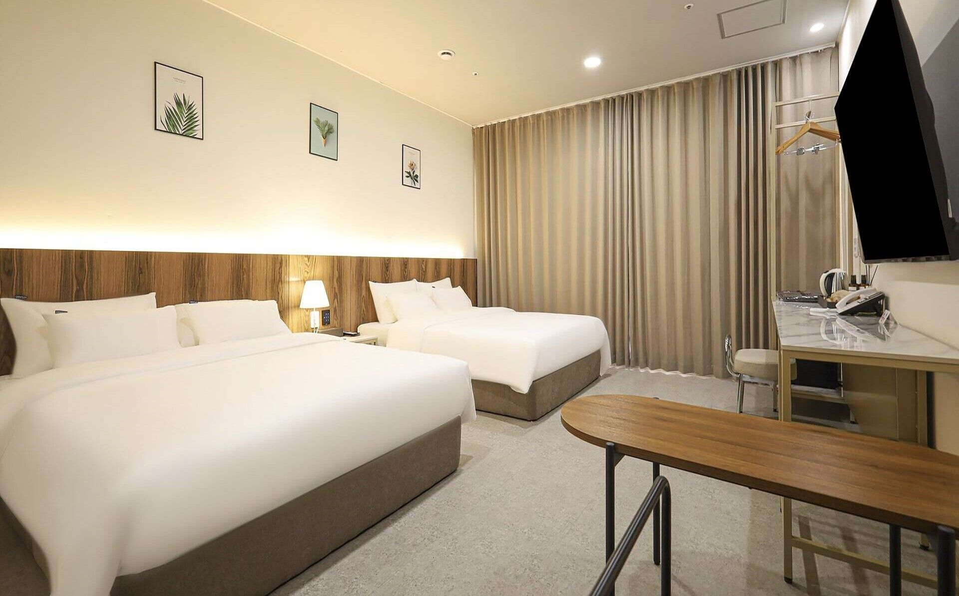 Quarto Twin Deluxe | Secretária, secretária adequada para computadores portáteis 