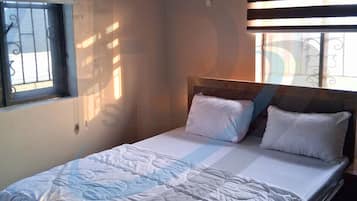 Quarto Duplo Standard | Secretária, secretária adequada para computadores portáteis