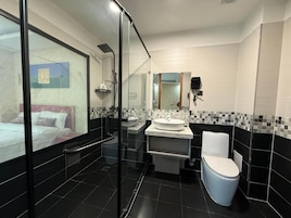 Quarto Comfort, Vista para a cidade | Casa de banho | Um polibã e uma banheira separados, artigos de higiene pessoal grátis