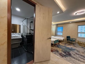 Quarto Twin Deluxe, Vista para a cidade | Casa de banho | Um polibã e uma banheira separados, artigos de higiene pessoal grátis 