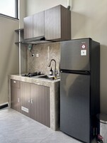 Quarto Duplo Standard, não fumadores, vista para o jardim | Cozinha privada | Um frigorífico/congelador grande, utensílios de cozinha