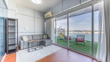 Apartamento, sacada, vista para a praia | Área de estar