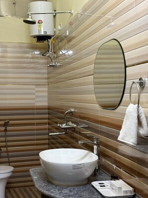 Suite de Luxo | Casa de banho | Um polibã, artigos de higiene pessoal grátis, um secador de cabelo 