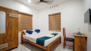 Quarto Duplo Standard | Secretária, secretária adequada para computadores portáteis