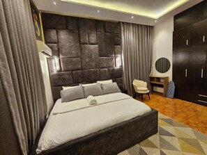 Apartamento Superior, varanda, Vista para a cidade | Cofre com capacidade para portátil, secretária 