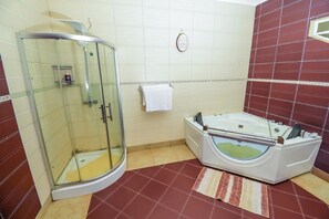 Quarto Duplo Deluxe | Casa de banho | Um polibã, chinelos, toalhas fornecidas, sabão 