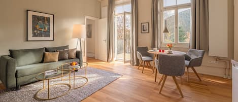 Apartamento, sacada, vista para o jardim | Área de estar | TV 55 polegadas com canais via satélite