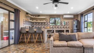 Casa de Luxo, vista para a piscina | Sala de estar