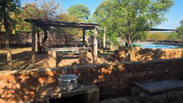 Chalé Superior, vista para o jardim | Banheira de hidromassagem exterior