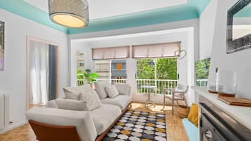 Apartamento, 3 quartos, vista para a cidade | Sala de estar | Livros