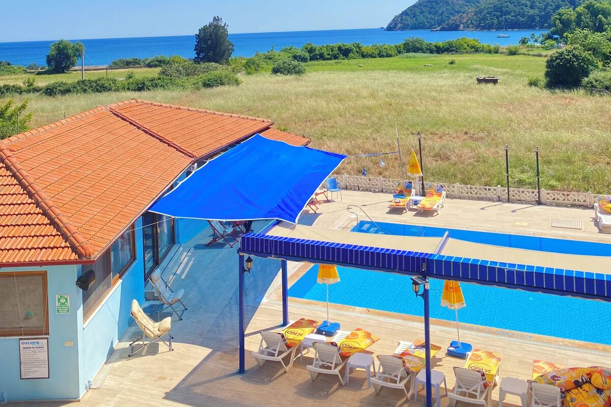 Quarto standard, várias camas, sacada, vista para o mar | Fachada