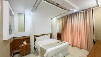 Quarto casal luxo, sacada, vista para a cidade | Wi-Fi de cortesia, roupa de cama