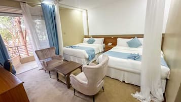 Quarto Twin Deluxe, varanda, Vista para a cidade | Wi-fi grátis, roupa de cama fornecida