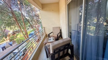 Quarto casal luxo, sacada, vista para a cidade | Vista da sacada