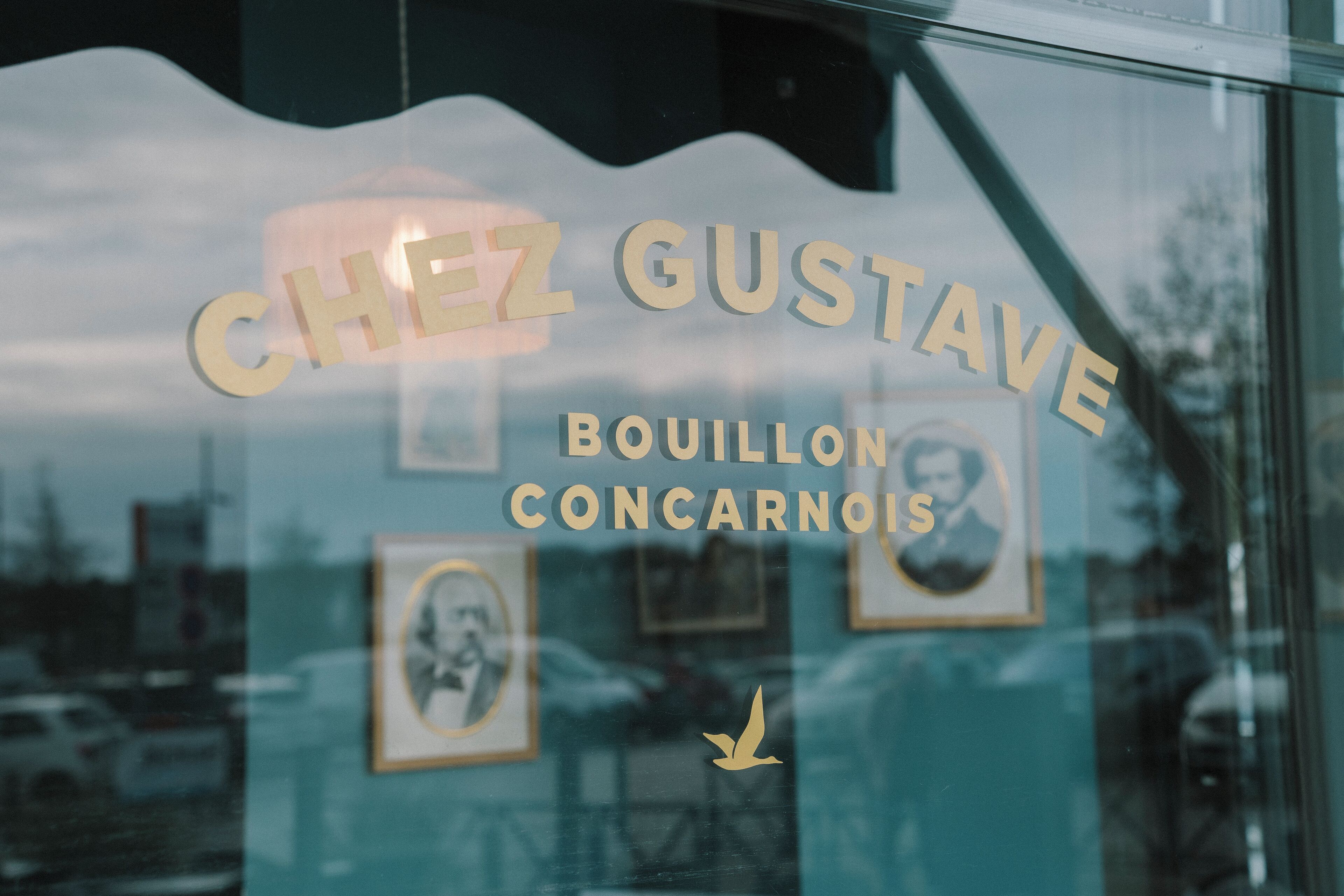 Uma janela com o texto "CHEZ GUSTAVE BOUILLON CONCARNOIS" e um pequeno ícone de pássaro.