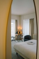 Quarto casal superior, vista para o mar | Roupas de cama premium, escrivaninha, quartos à prova de som