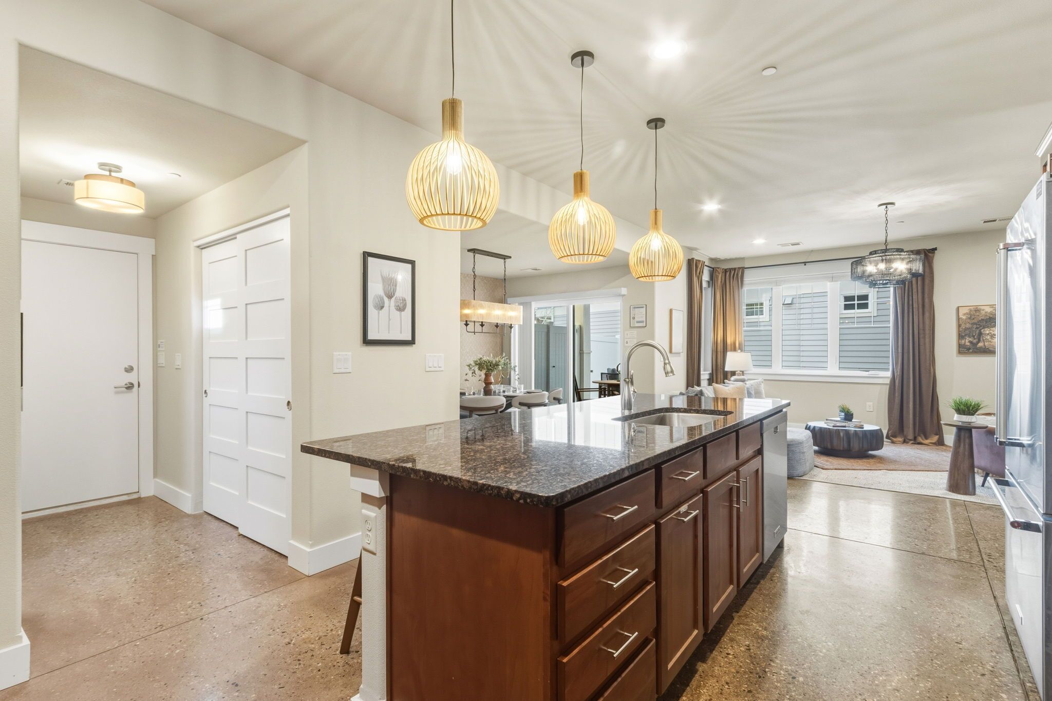 Casa, várias camas, varanda, vista para o jardim (233 Urban Prairie St. - Main/Unit B) | Parte interna