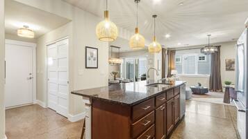 Casa, várias camas, varanda, vista para o jardim (233 Urban Prairie St. - Main/Unit B) | Parte interna