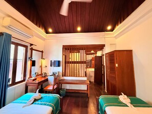 Quarto casal ou duplo luxo, varanda, vista para o jardim | Escrivaninha, espaço de trabalho para notebook, Wi-Fi de cortesia