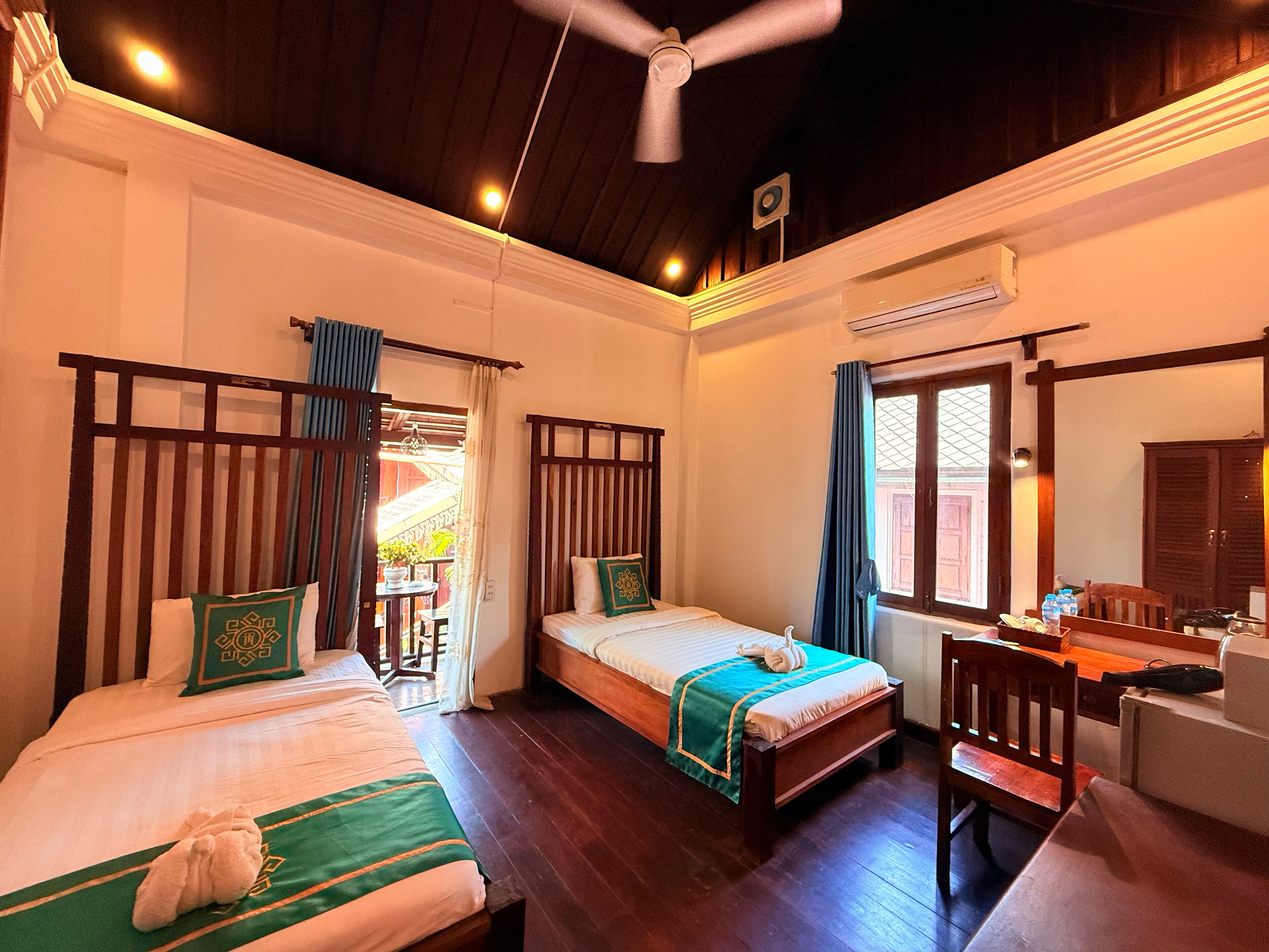 Quarto casal ou duplo luxo, varanda, vista para o jardim | Escrivaninha, espaço de trabalho para notebook, Wi-Fi de cortesia