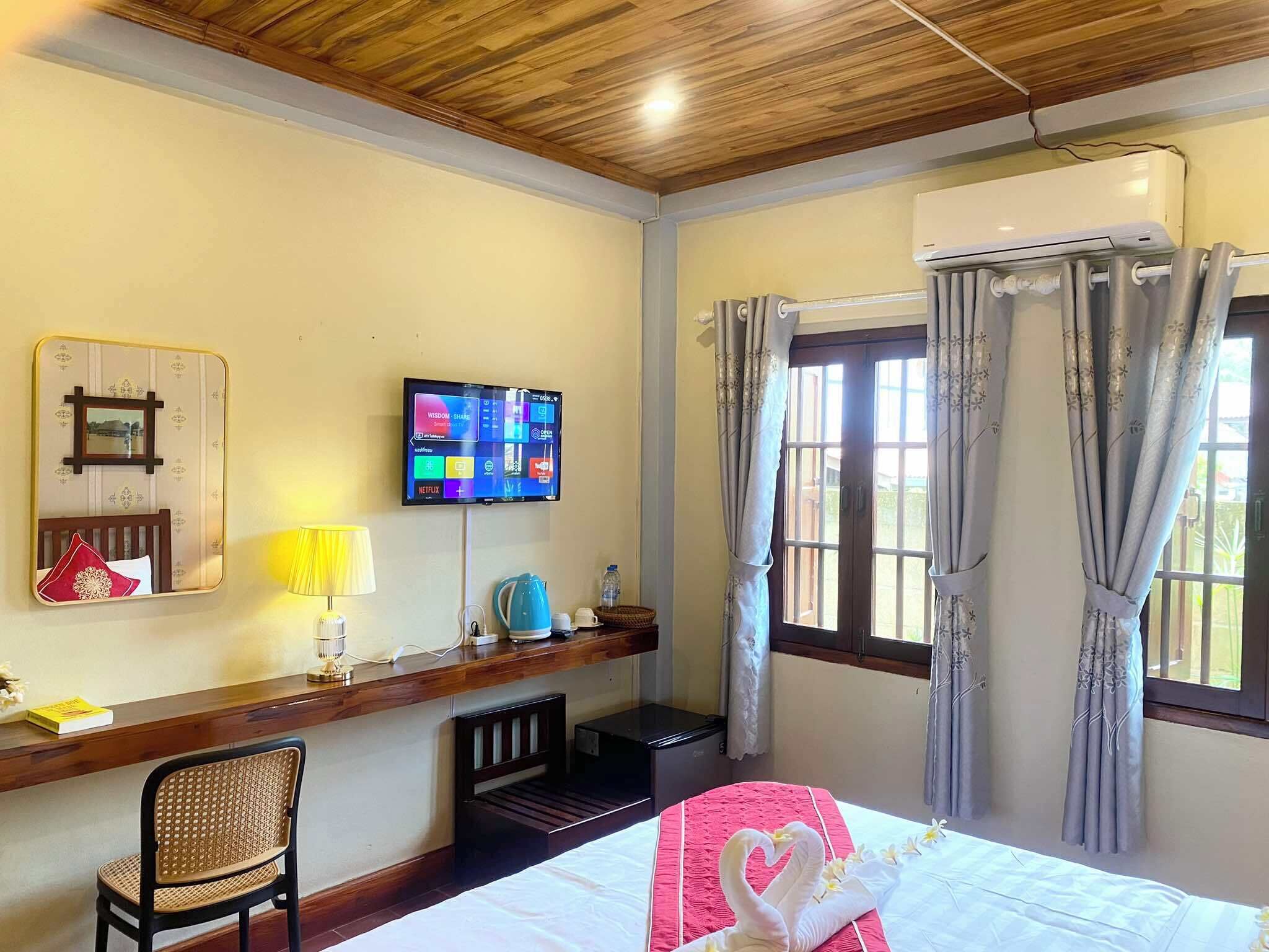 Secretária, secretária adequada para computadores portáteis 