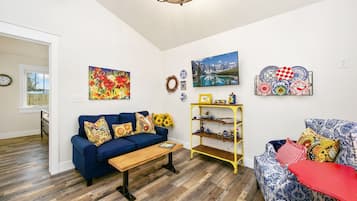 Apartamento, 1 cama Queen, varanda, vista para o jardim (2045 W Mulberry St) | Área de estar