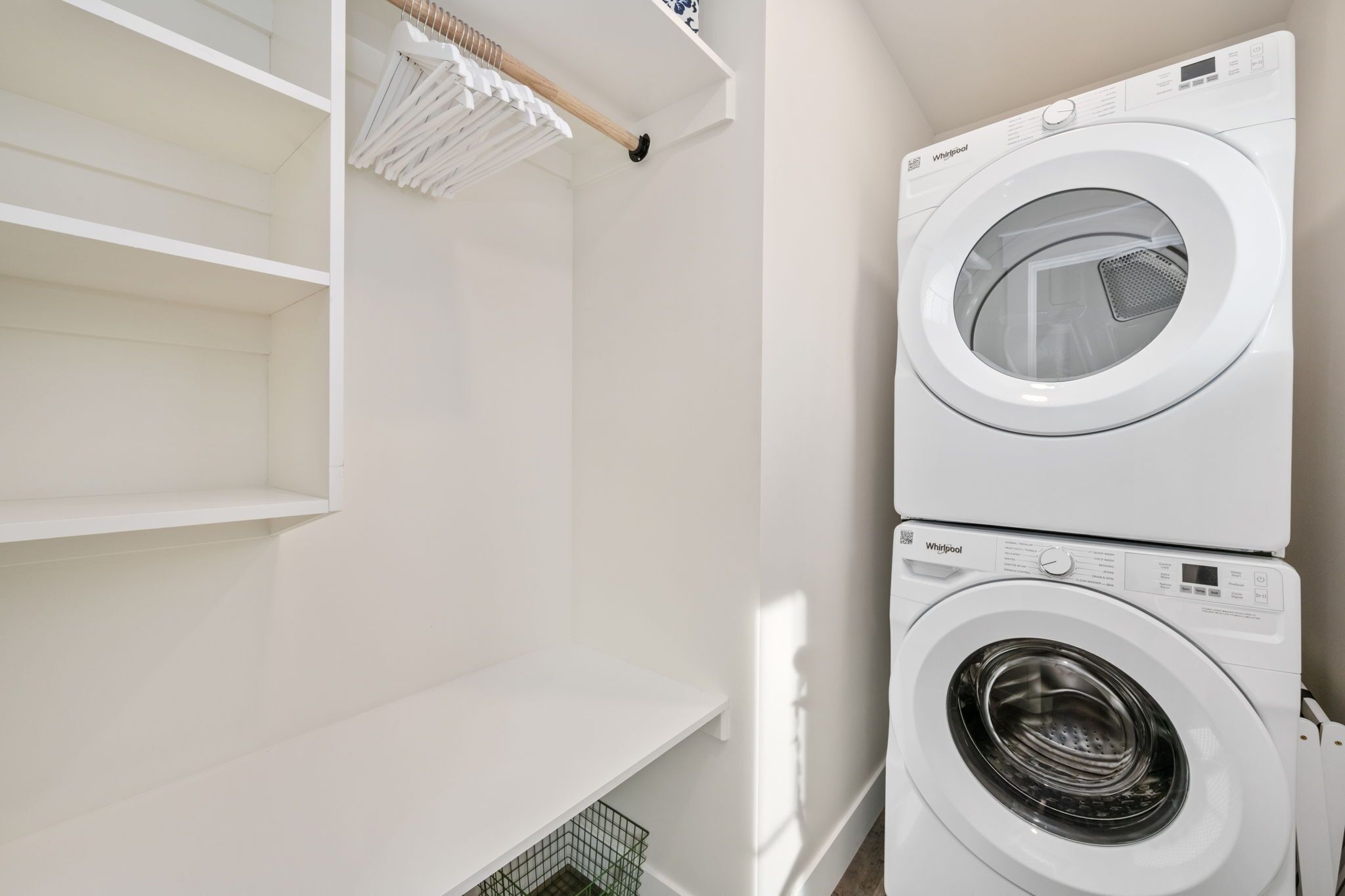 Apartamento, 1 cama Queen, varanda, vista para o jardim (2045 W Mulberry St) | Lavanderia