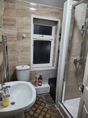 Casa, 3 quartos, pátio, vista para o jardim | Casa de banho