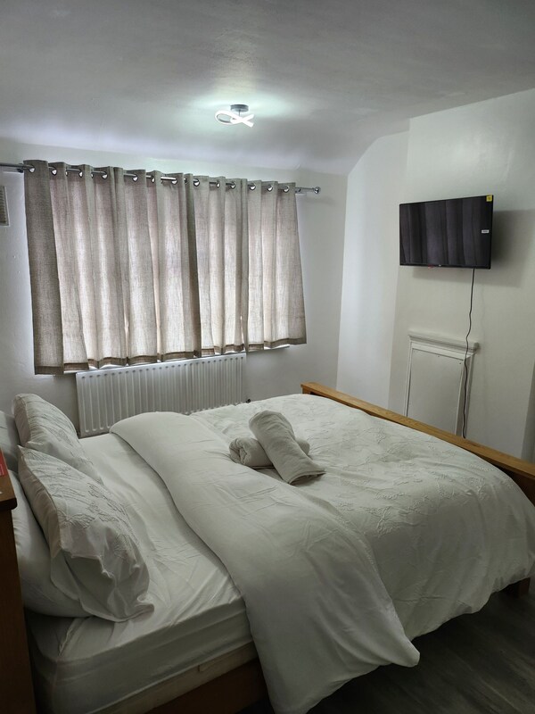 Charming 3-bedroom House Rental In Greater London - London, UK