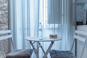 Quarto casal, cozinha americana, vista para a cidade | Opções para refeição