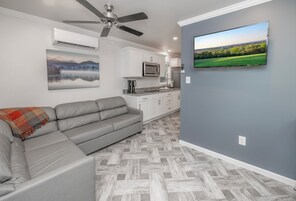 Casa, 2 quartos | Área de estar | TV LCD 48 polegadas com canais via satélite