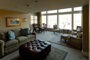 Suite Deluxe, vista para o rio | Sala de estar