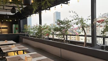 Café da manhã com buffet grátis todos os dias