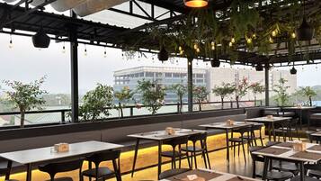 Café da manhã com buffet grátis todos os dias