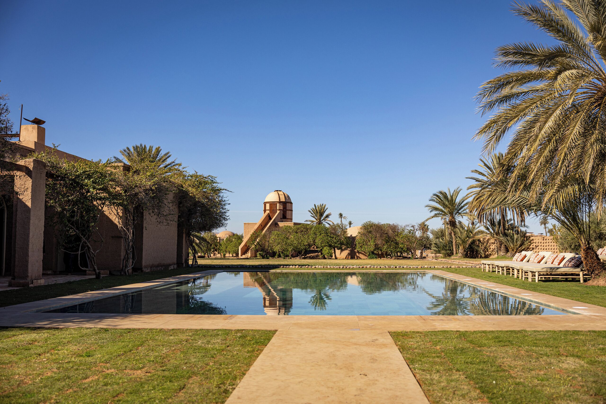 2 piscinas exteriores, da(s) 10:00 à(s) 19:00, espreguiçadeiras 