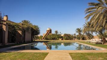 2 piscinas exteriores, da(s) 10:00 à(s) 19:00, espreguiçadeiras